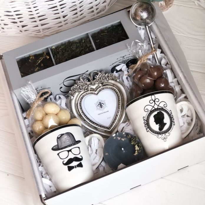 46 Best Wedding Gifts For Friends To Impress Them In 2022