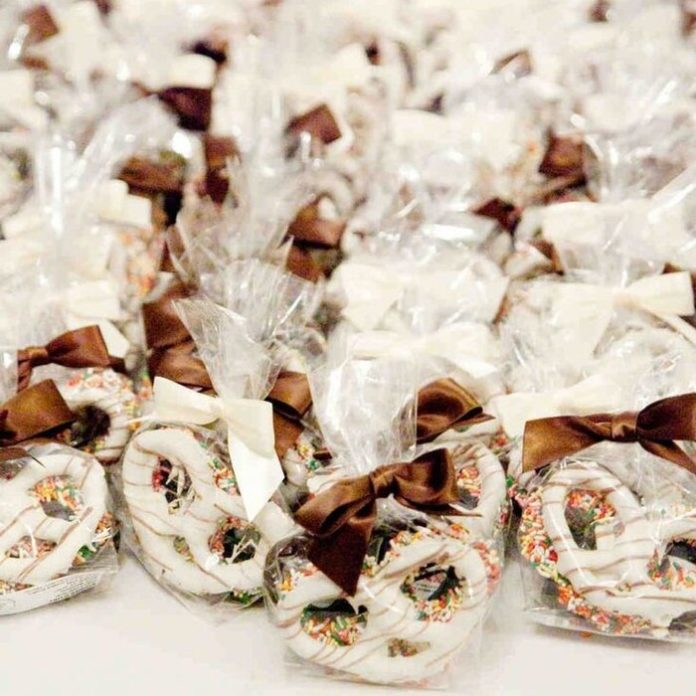 38 Charming Fall Wedding Favors For Your Loved Ones (2024)