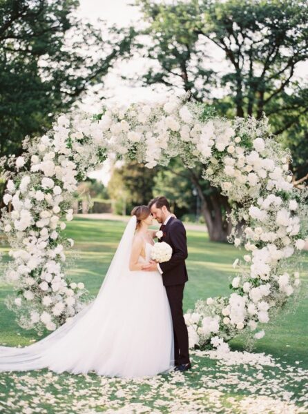 36 Stunning All-White Wedding Decor Ideas For Every Style
